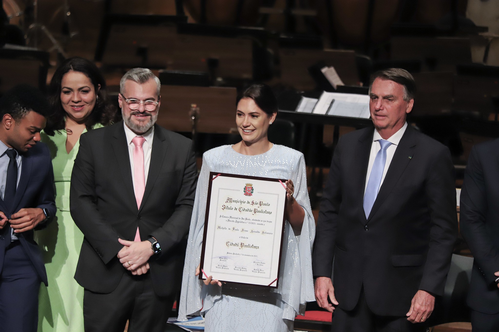 Vereadores ignoram decisão do TJ e homenageiam Michelle Bolsonaro no ...