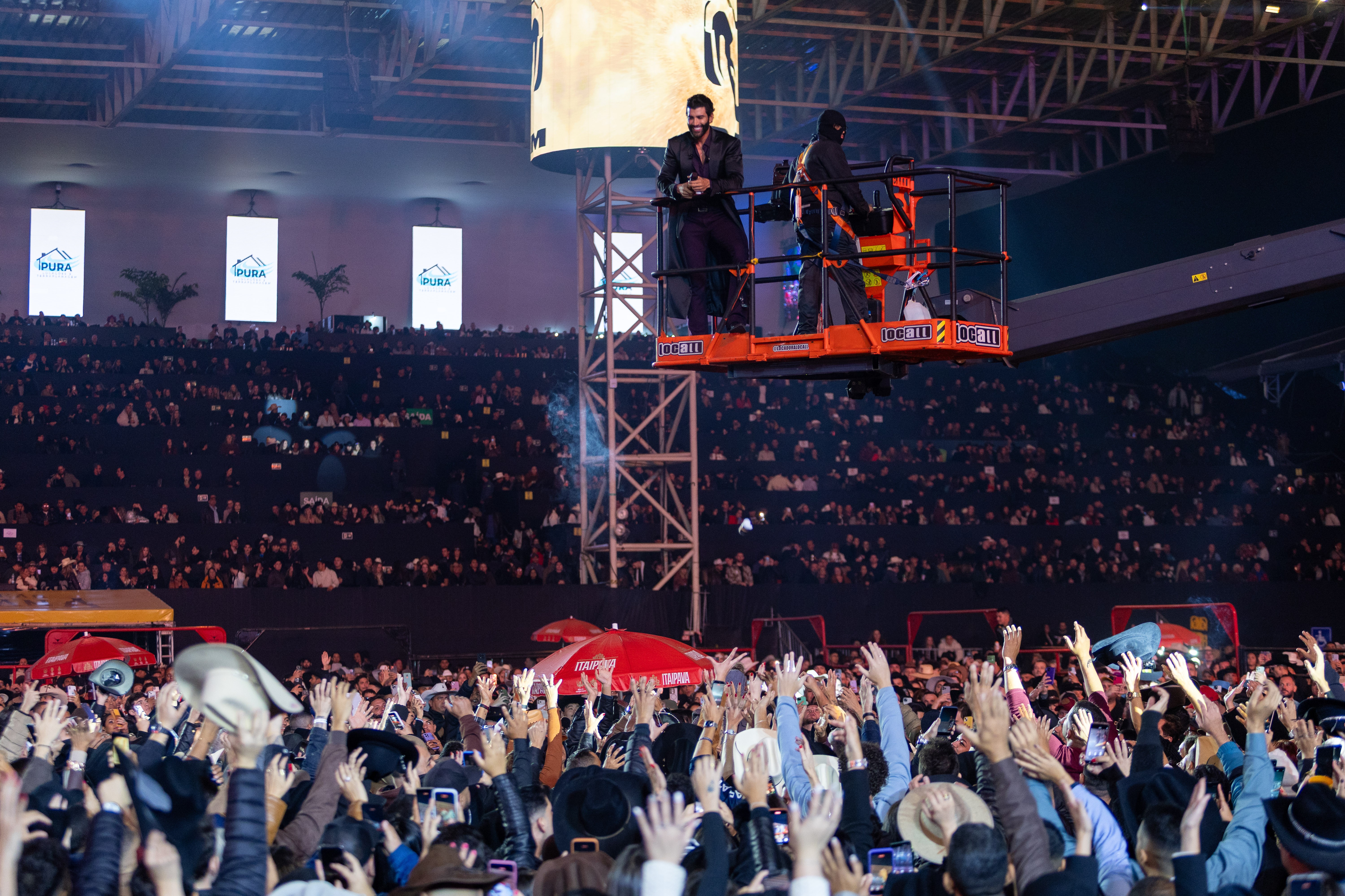 Gusttavo Lima 'voa' sobre o público e grava duas músicas novas | G1