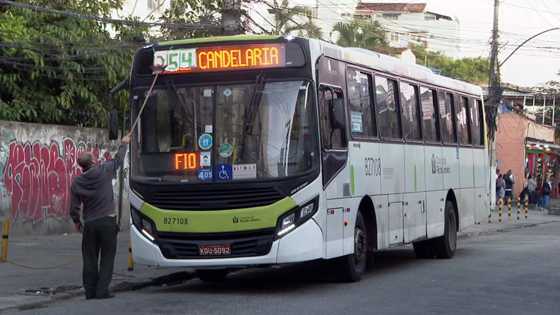 Viagem ao passado: linha de ônibus volta a circular no Rio com letreiro ...