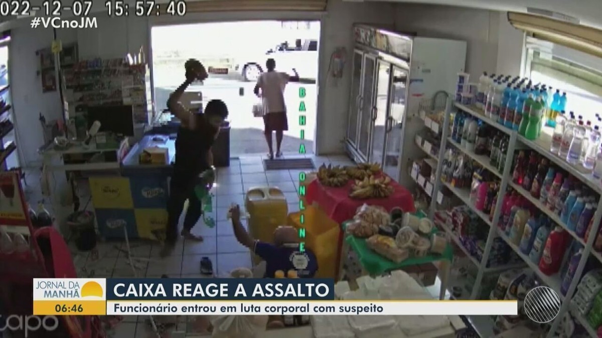 VÍdeo Dono De Mercado Reage A Assalto E Agride Suspeito Com Pedaço De