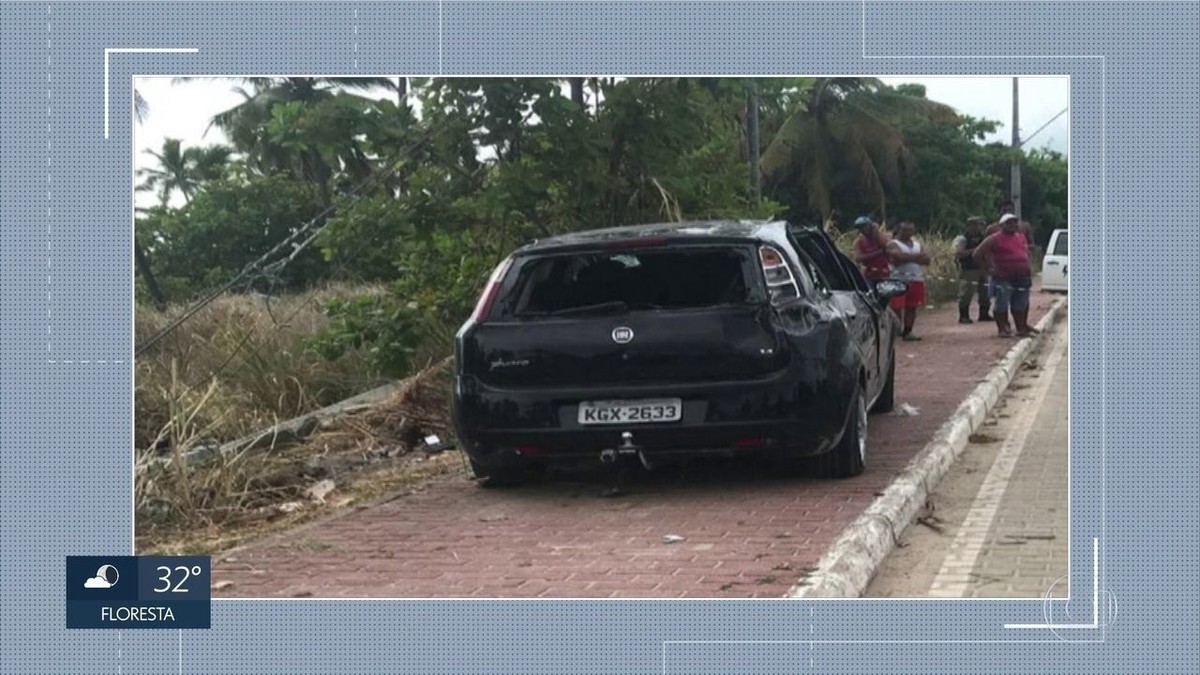 Carro bate em poste, capota e duas pessoas morrem em rodovia no Grande Recife | Pernambuco | G1