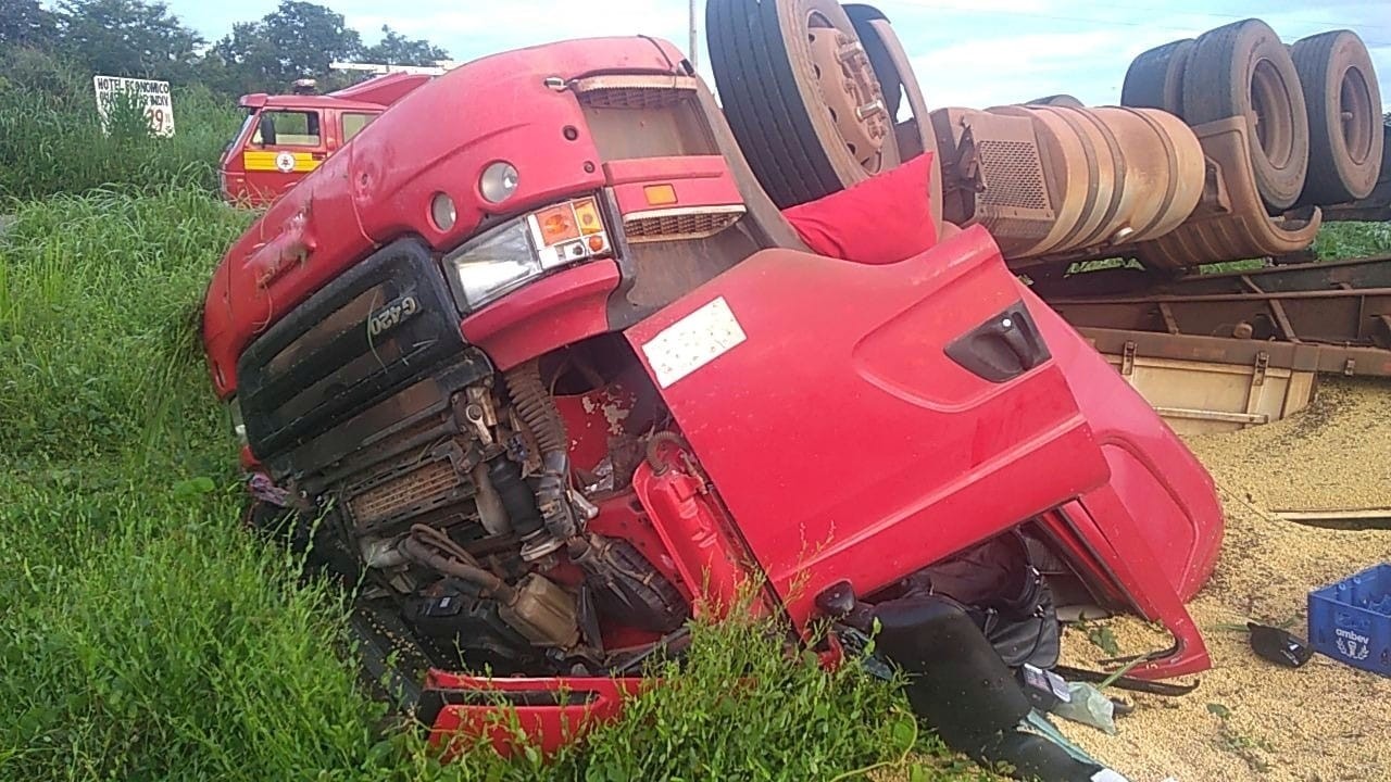 Caminhão tomba e motorista morre ao ficar preso às ferragens na BR-153