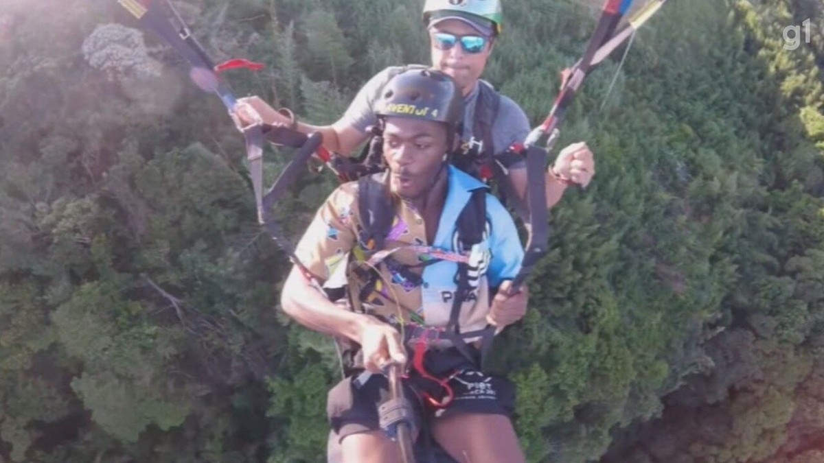 Atração do 1º dia do Lollapalooza, Lil Nas X pula de paraglider no ...