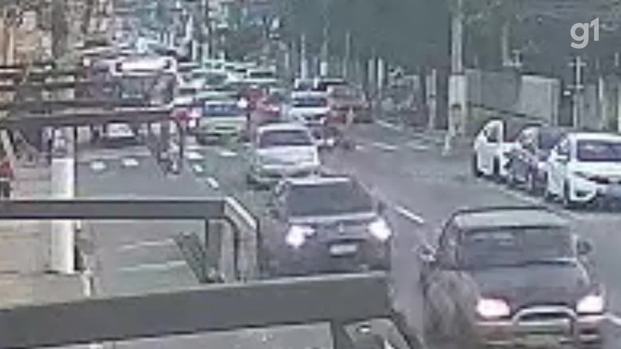 VÍDEO: Mulher é atropelada por moto em Volta Redonda | Sul do Rio e Costa Verde | G1