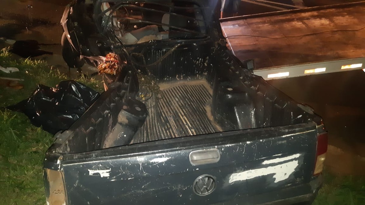 Acidente entre carro e caminhonete deixa um morto e dois feridos em estrada de Jacarezinho ...