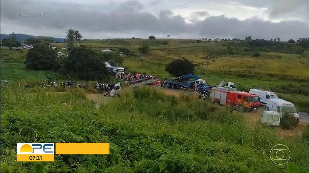Acidente entre caminhões deixa dois mortos e dois feridos na PE-50 | Pernambuco | G1