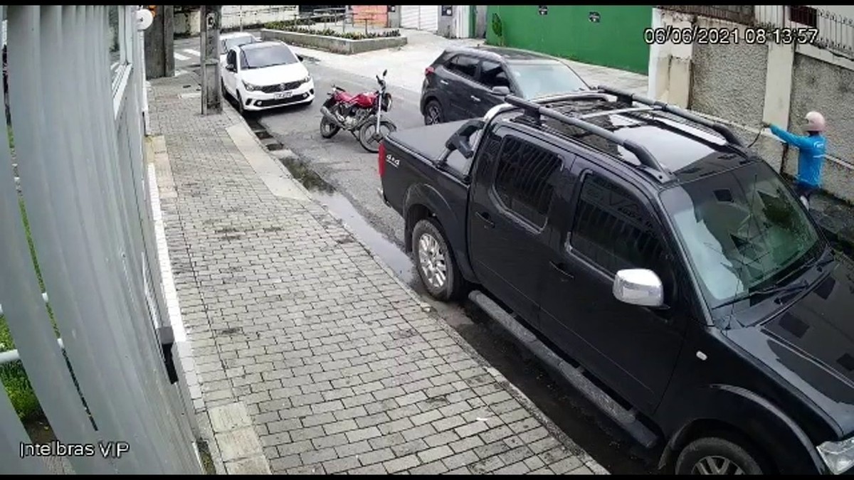 Motociclista Assalta Trabalhador Aponta Arma Para Carro Rouba Objeto