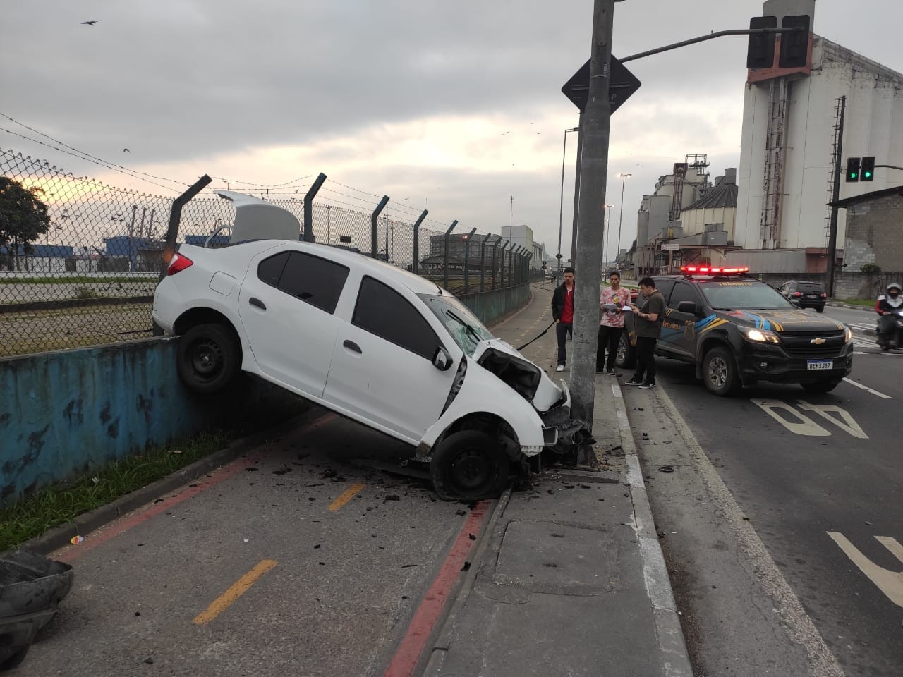 Carro invade pista contrária e bate em poste na avenida Perimetral em Santos, SP | Santos e ...