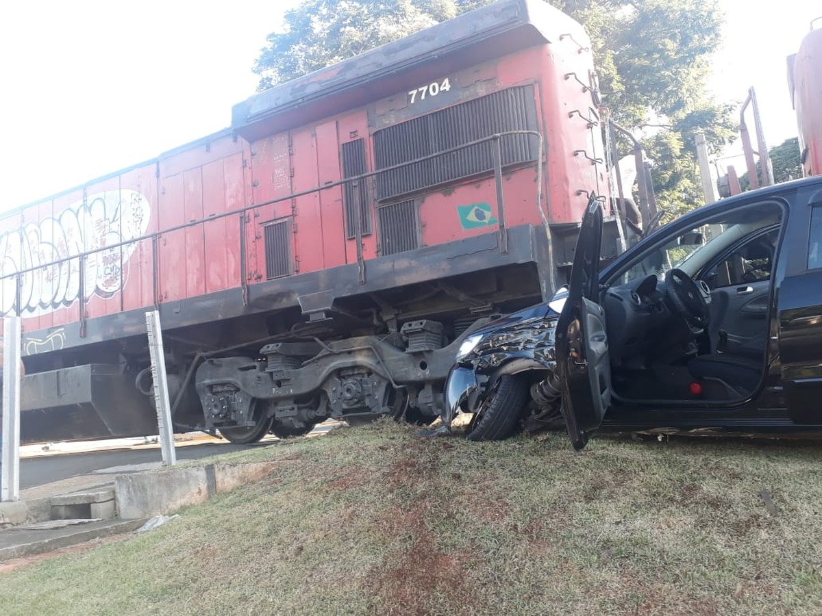 Casal de idosos sai ileso ao tentar atravessar trilho e carro ser atingido por trem em Cerquilho ...