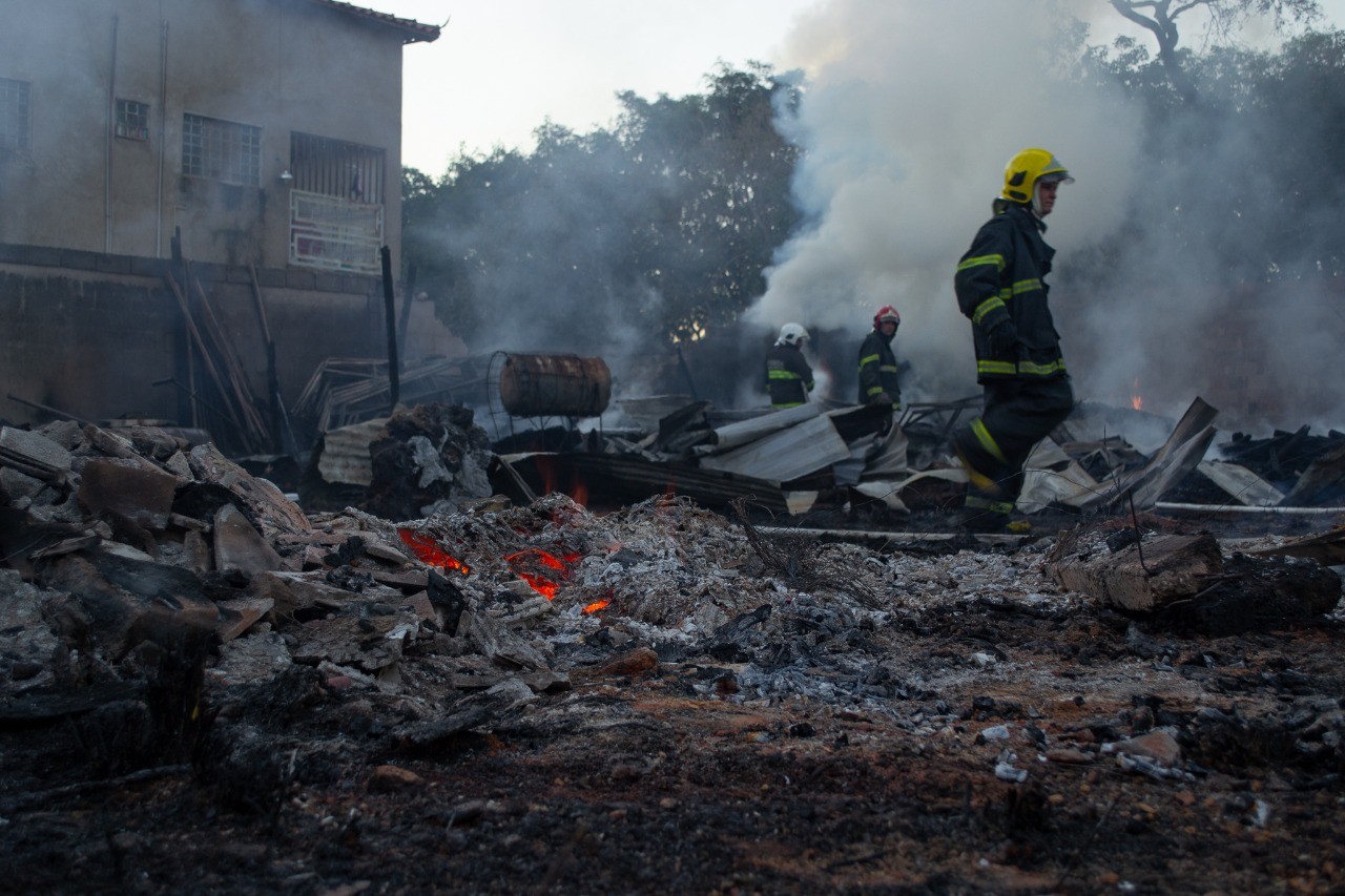 Incêndio destrói depósito de equipamentos e materiais para construção ...