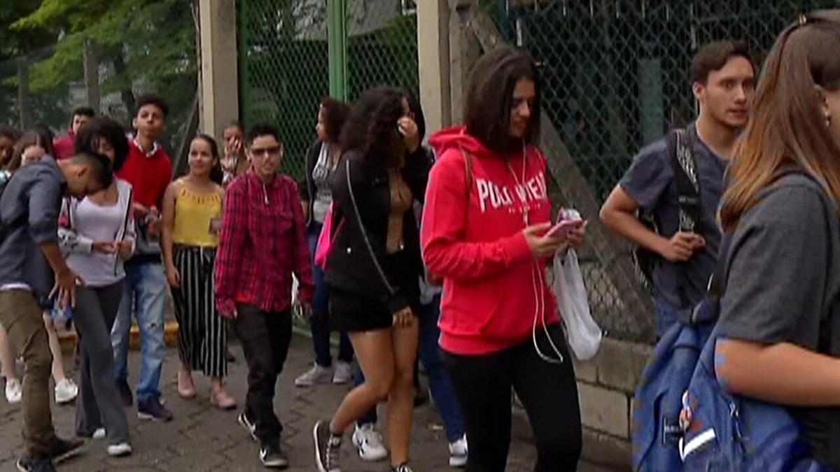 Grupos religiosos oram por candidatos na entrada para o Enem em Mogi ...