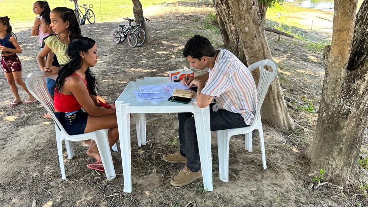 Ribeirinhos isolados pela seca recebem atendimento básico de saúde ...
