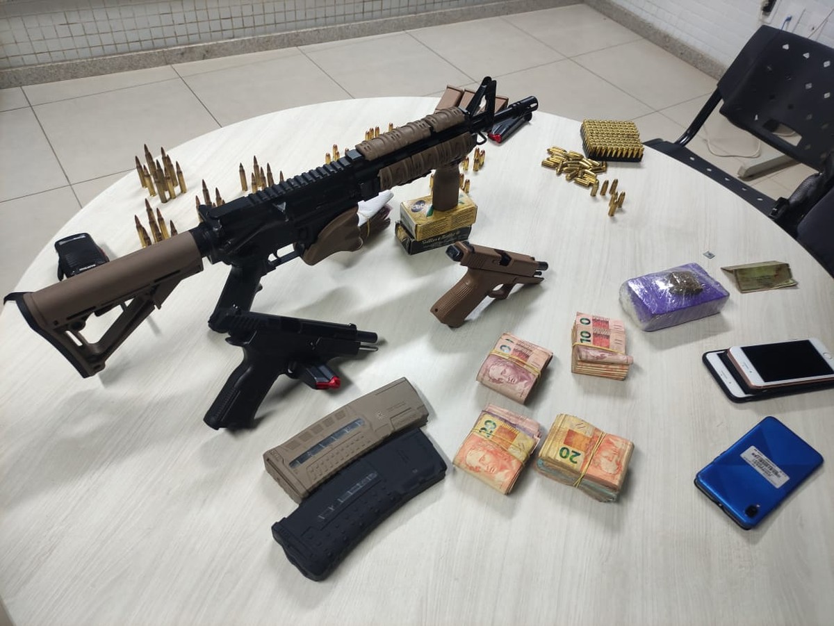 Homem Suspeito De Integrar Facção Criminosa é Preso Com Fuzil Armas