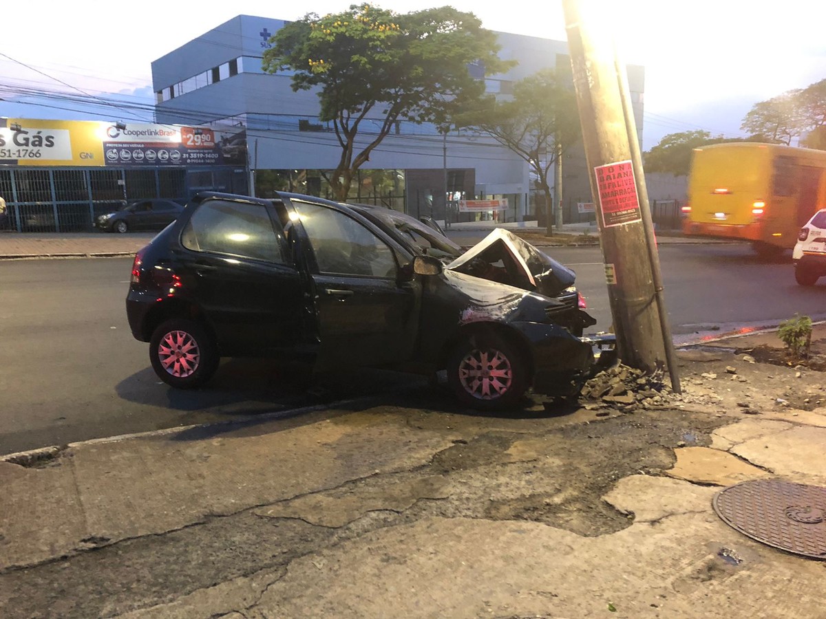 Motorista de app dorme ao volante e bate carro em poste em Contagem, na Grande BH | Minas Gerais ...