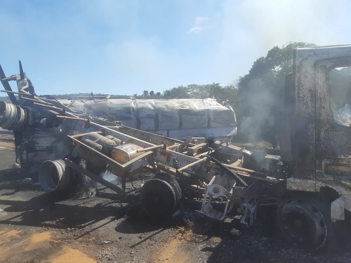 Motorista morre carbonizado em acidente com carreta na BR-381 próximo a Carmópolis de Minas ...