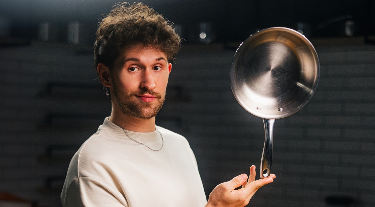 Influencer de culinária viraliza com canal para visitar namorada na ...