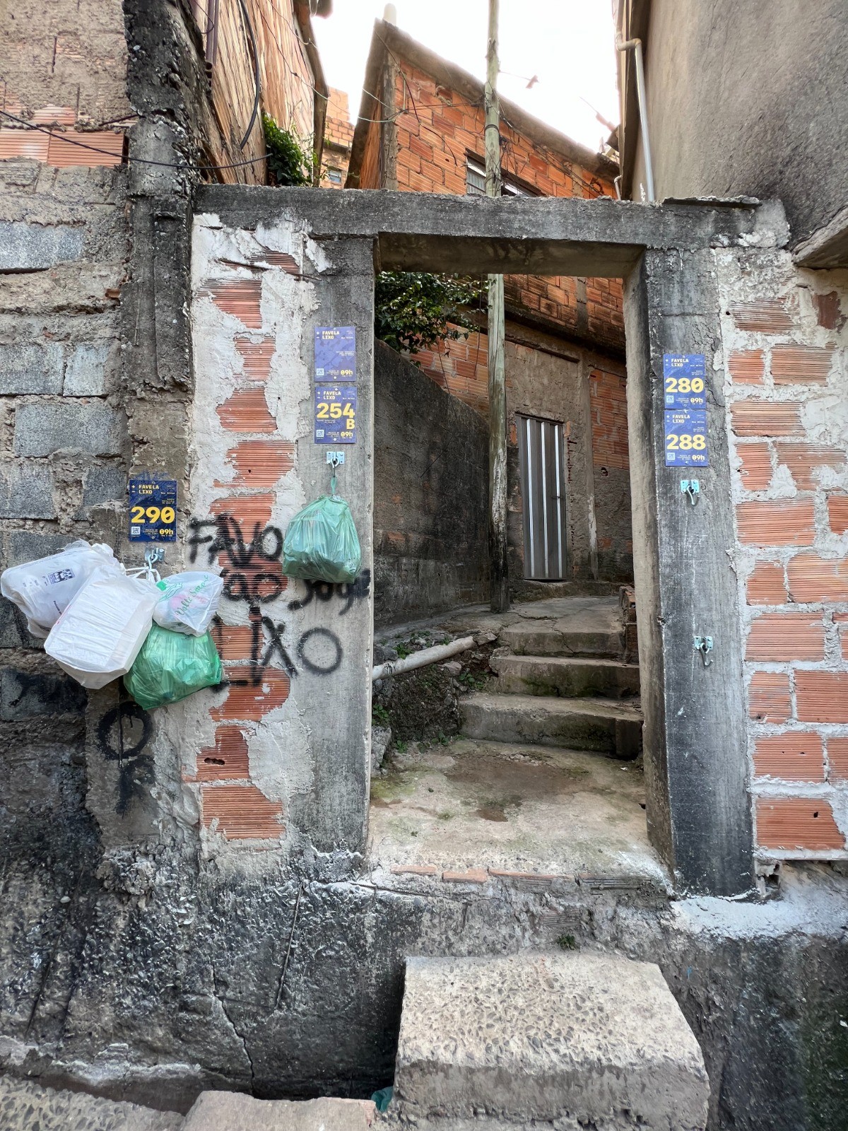 Mais favela, menos lixo: conheça projeto que levou escola de favela de ...