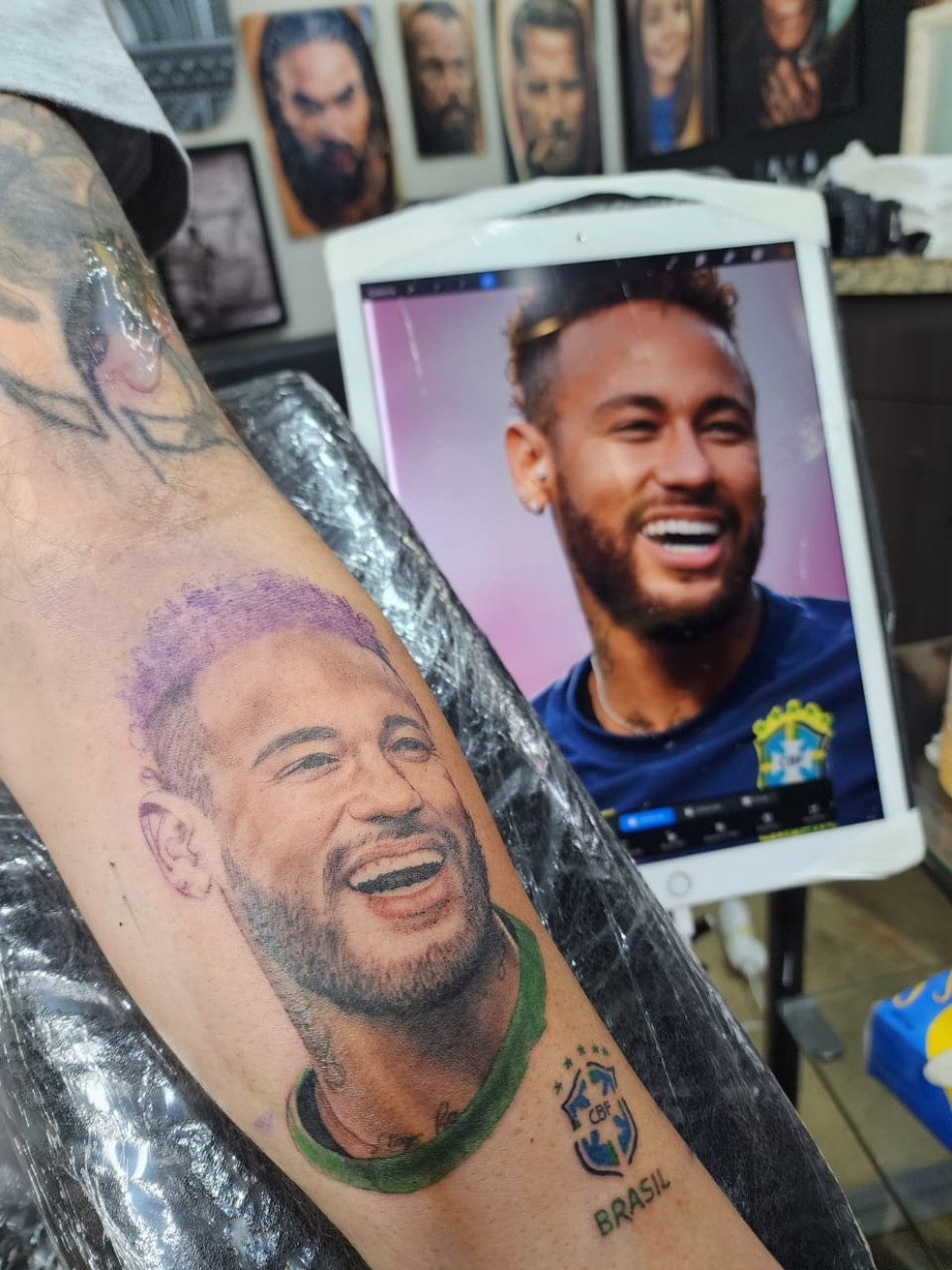 neymar tatuando