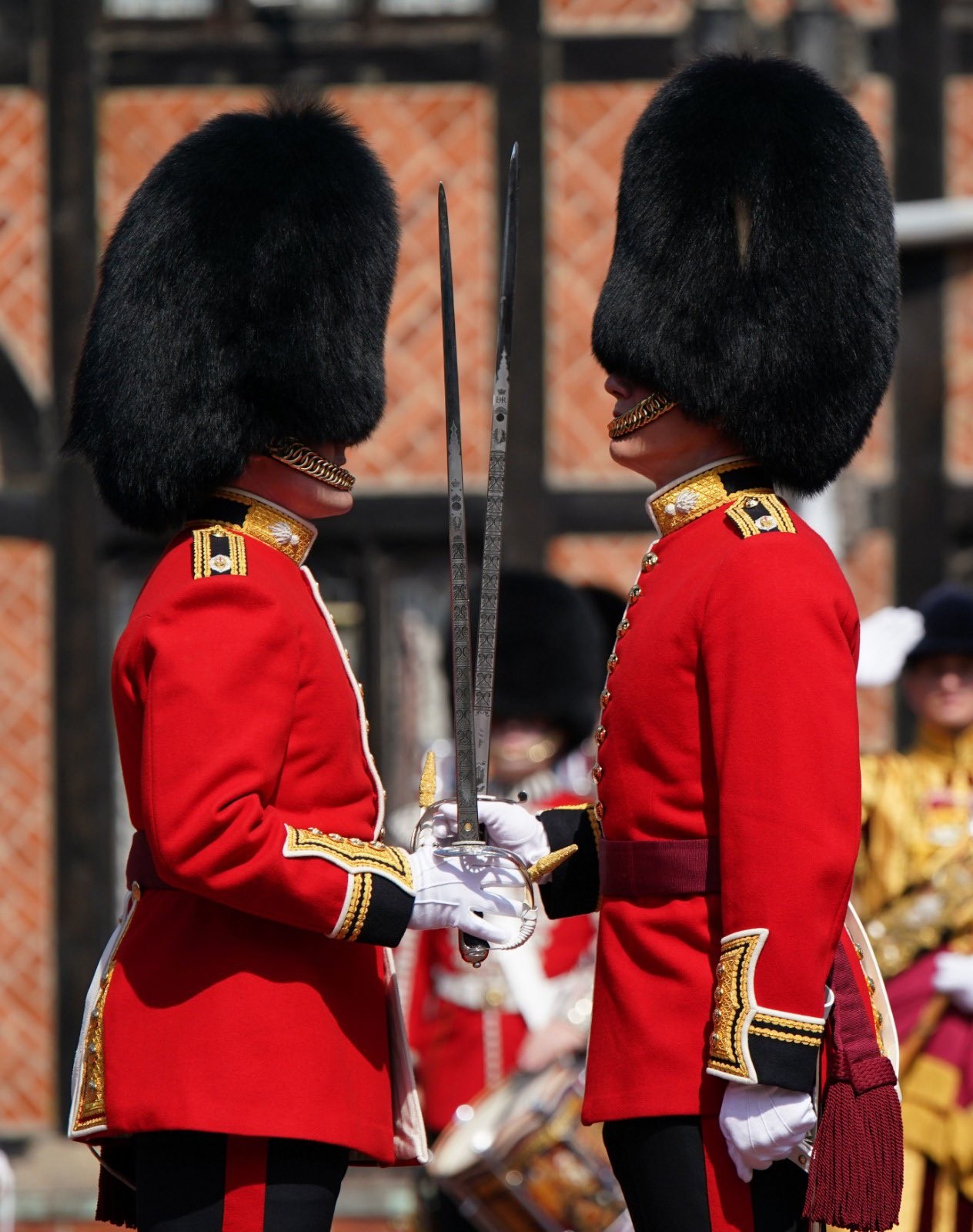 Troca da guarda em palácio real na Inglaterra volta a acontecer pela 1ª ...