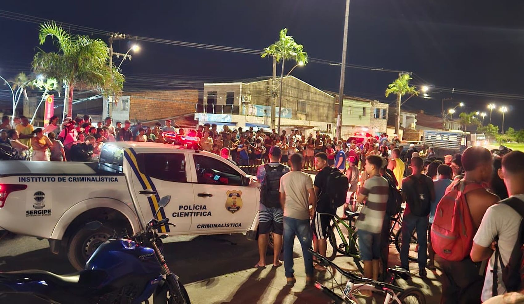 Mulher morre e homem fica ferido após moto bater em caminhão em Aracaju