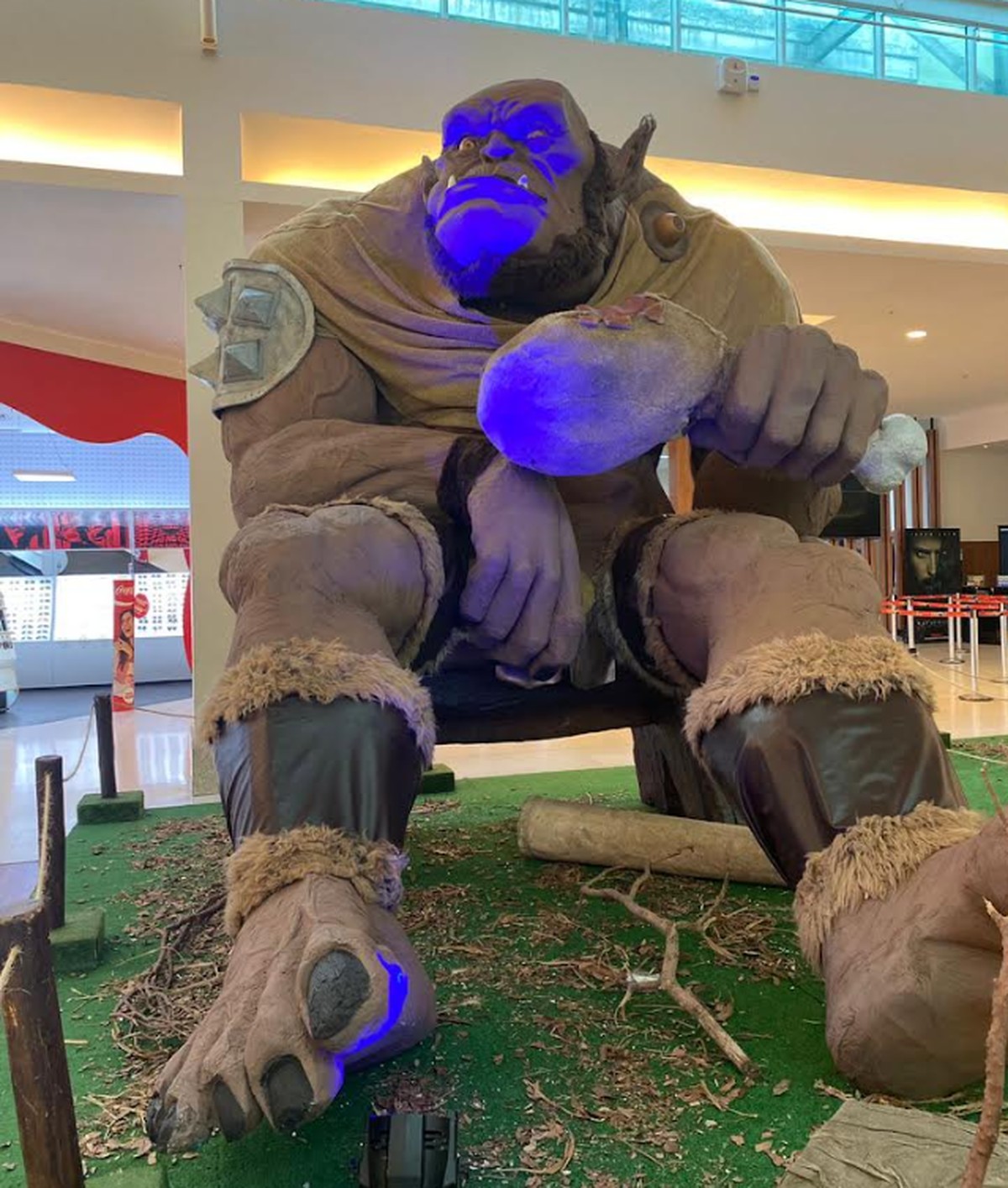 Shopping recebe exposição de ogros gigantes em alusão à mitologia ...