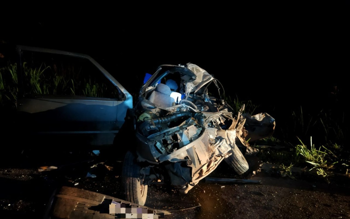 Acidente com caminhão mata duas pessoas e deixa carro destruído na BR ...