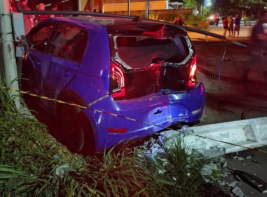 Acidente entre três carros derruba poste em Porto Real | G1