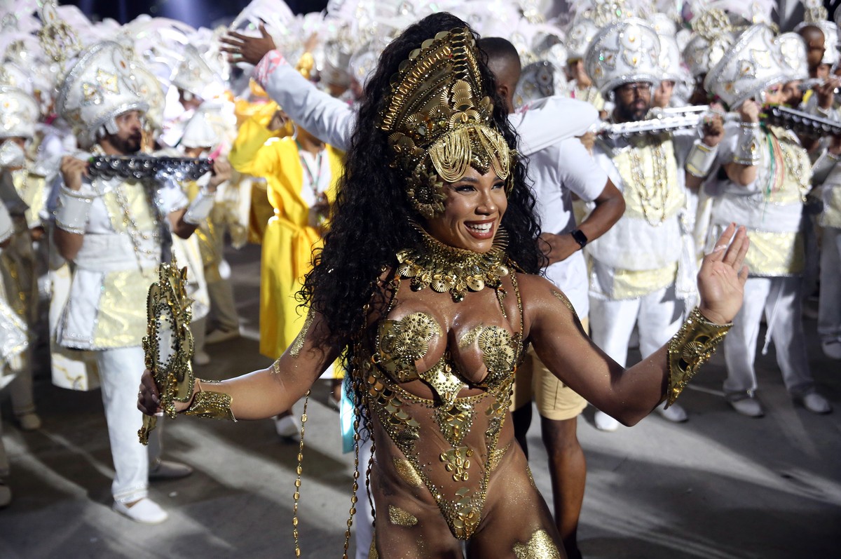 Evelyn Bastos completa 10 anos como rainha de bateria da Mangueira: 'Ainda fico nervosa ...