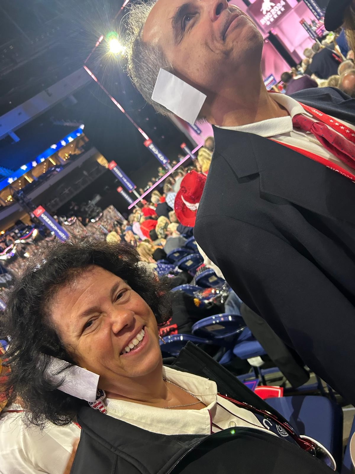 Republicanos usam curativo na orelha como símbolo de apoio a Trump em ...