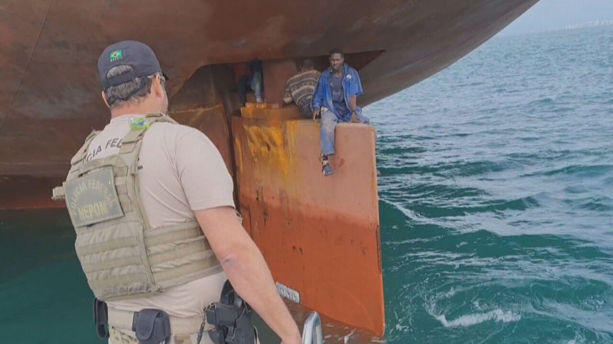 EXCLUSIVO: veja o resgate de nigerianos que viajaram no leme de um ...