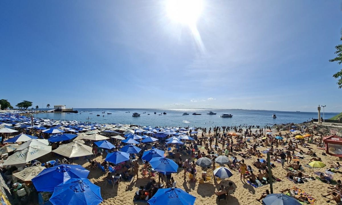 Salvador proíbe instalação prévia de kits de praia no Porto da Barra | G1