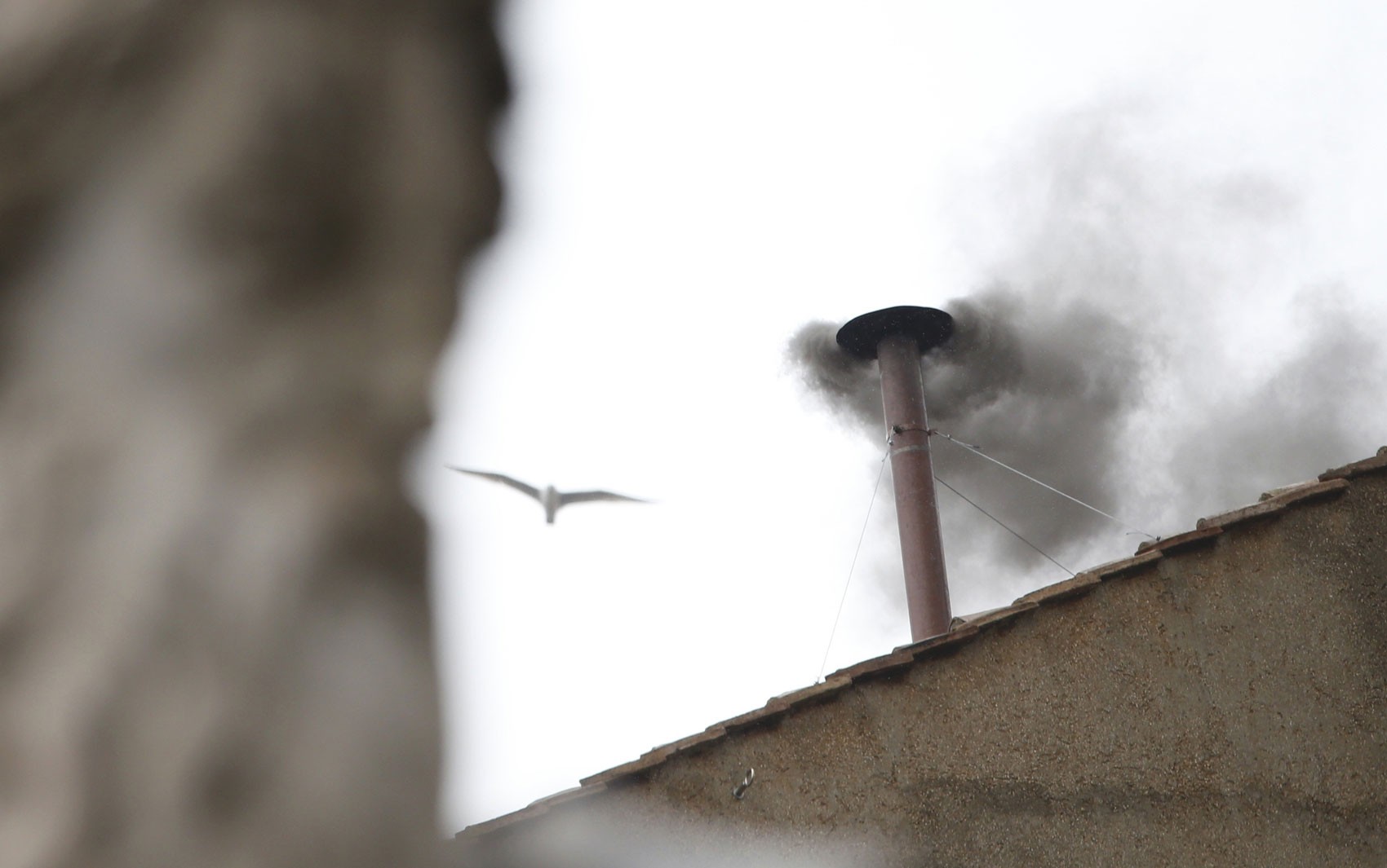 Conclave: entenda como é feita fumaça que anuncia papa