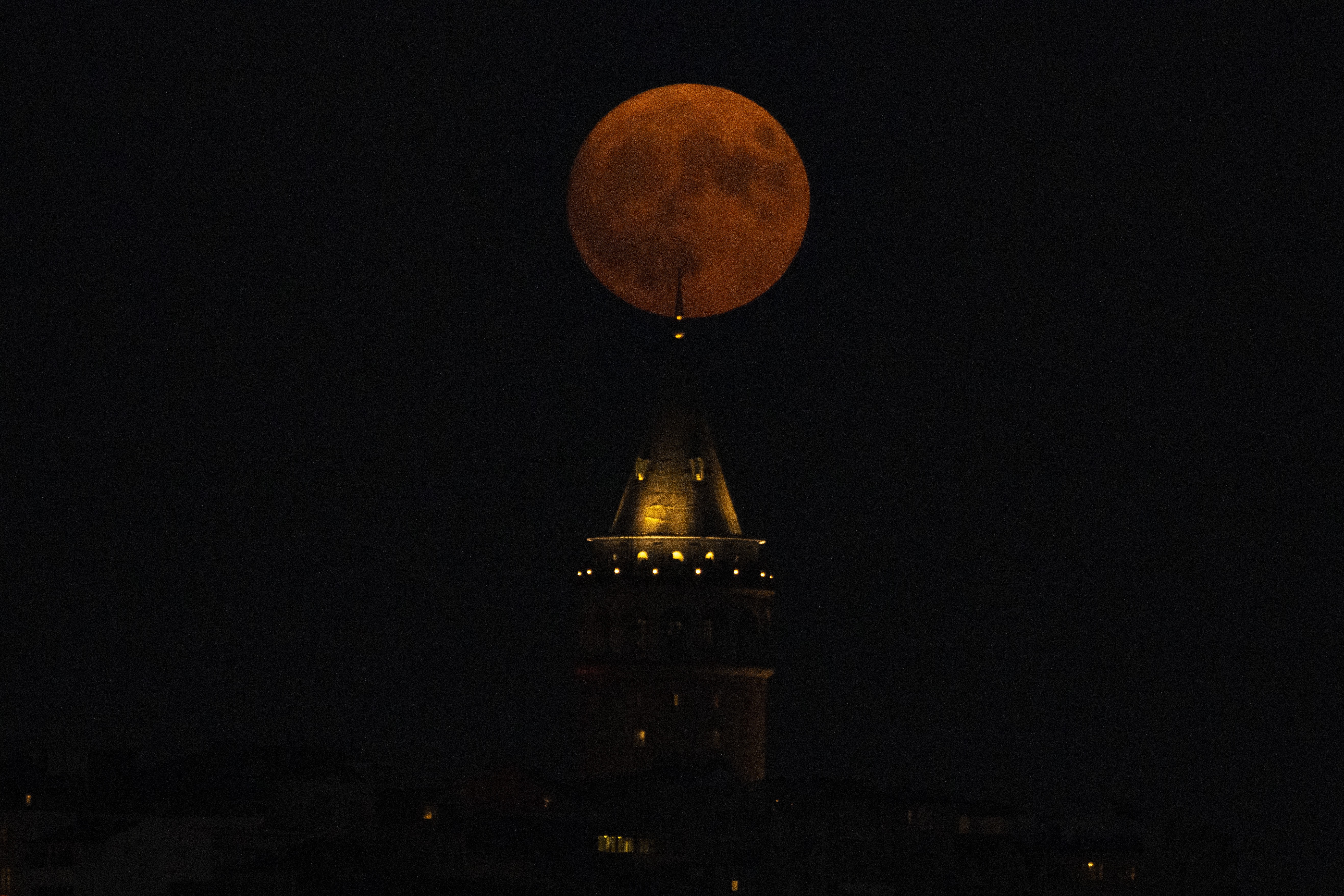 Superlua azul: veja fotos e explicação do fenômeno que faz a Lua ficar ...