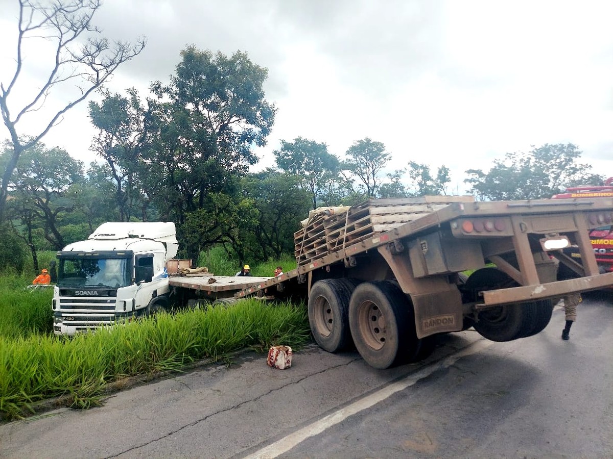 Duas pessoas morrem em acidente entre carro e carreta na BR-354, em Formiga | Centro-Oeste | G1