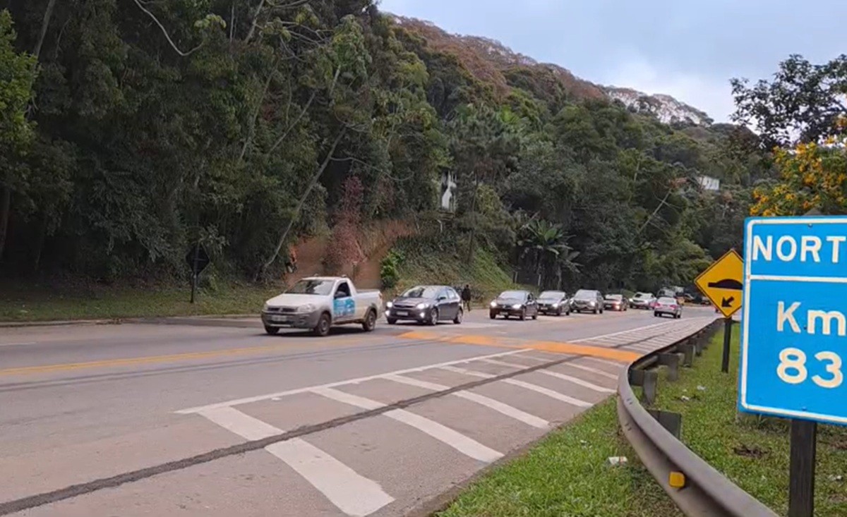 Após série de acidentes, BR-116 recebe quebra-molas em Teresópolis | G1