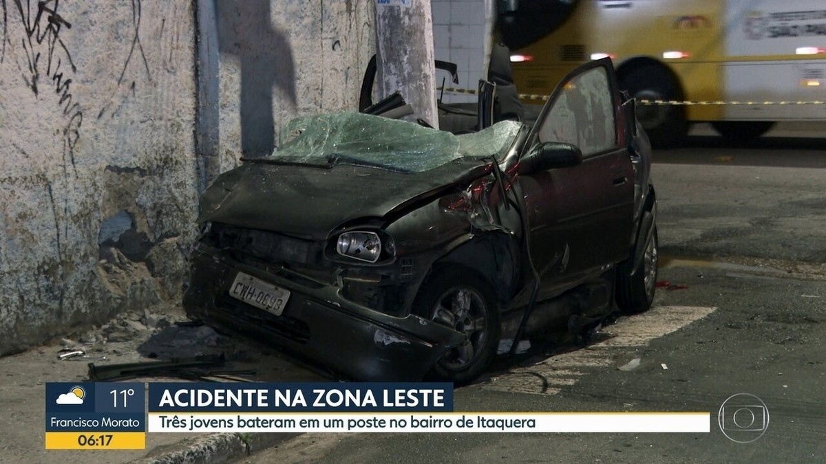 Carro bate em poste e deixa três feridos na Zona Leste de São Paulo | São Paulo | G1