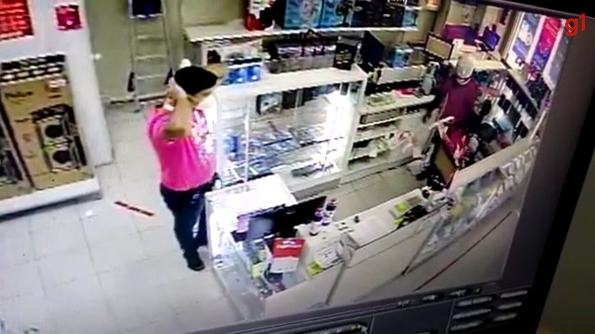 VÍdeo Homens Armados Invadem Lojas Americanas E Assaltam Clientes Em