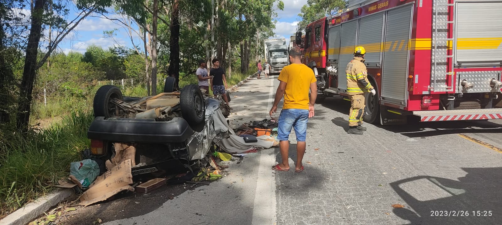 Acidente envolvendo um carro e uma carreta deixa uma pessoa morta na BR-251, próximo a Salinas ...