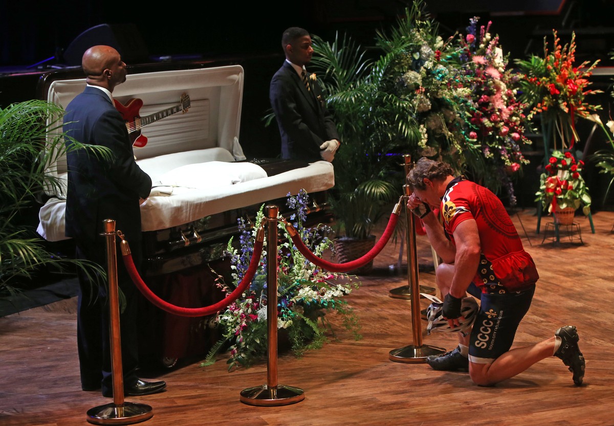 Família, amigos e fãs se despedem de Chuck Berry em funeral nos EUA