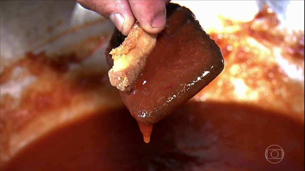 Conheça a tradicional produção de torresmos do sul de Minas Gerais | G1