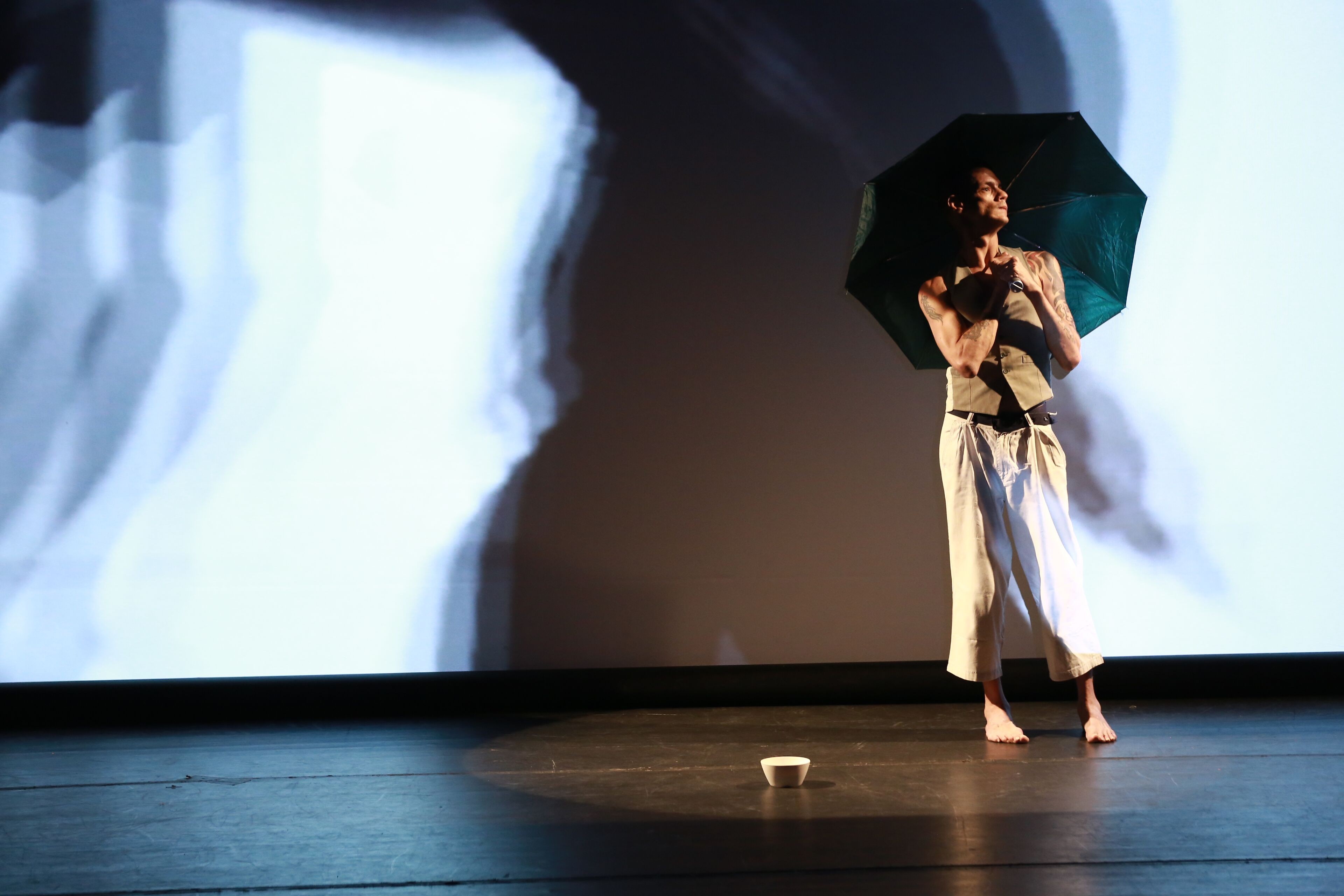 Coreógrafo expõe dores e isolamento, lembra a própria limitação e ...