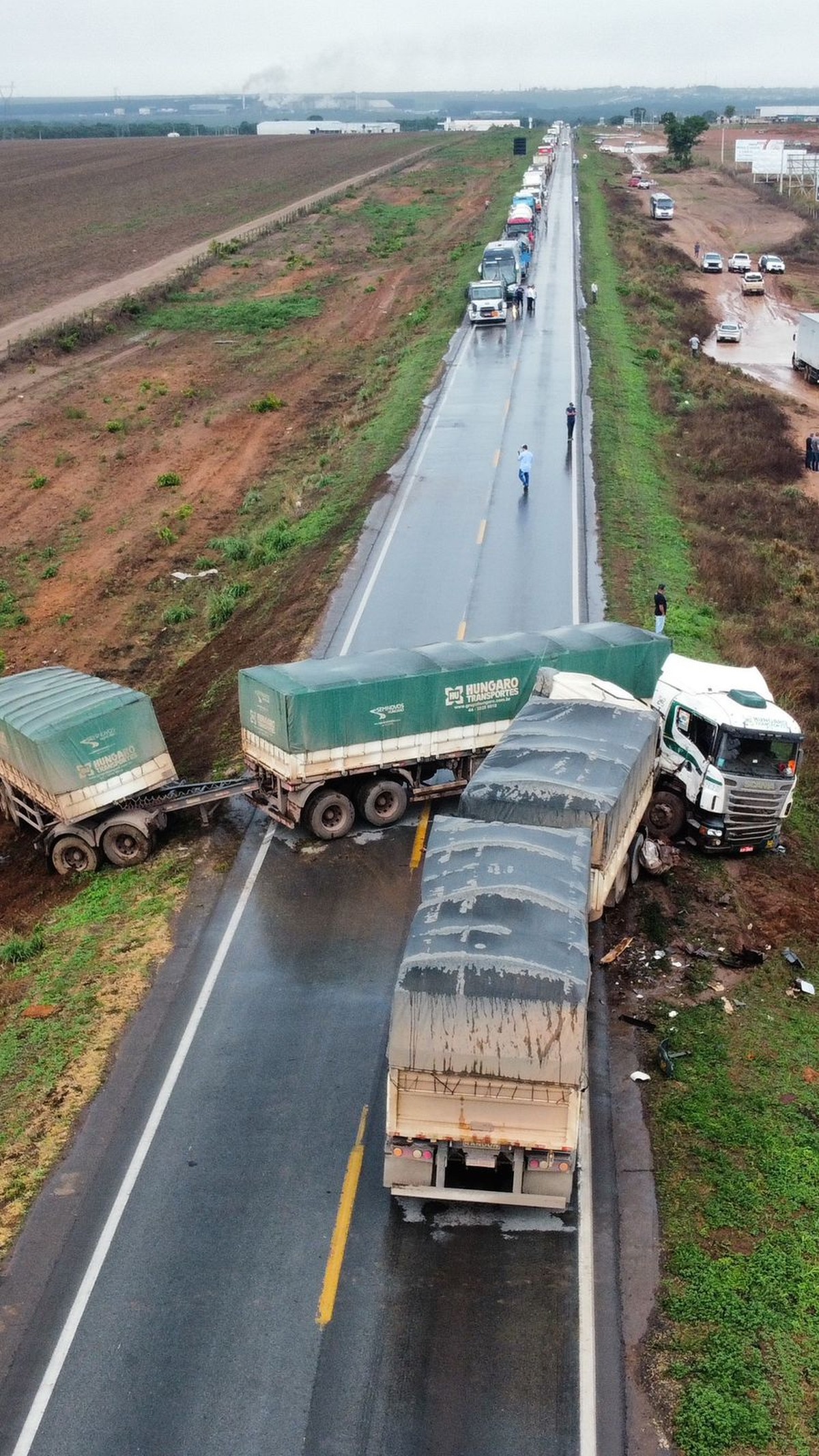 Duas carretas se envolvem em acidente na BR-163 em Nova Mutum (MT) | Mato Grosso | G1
