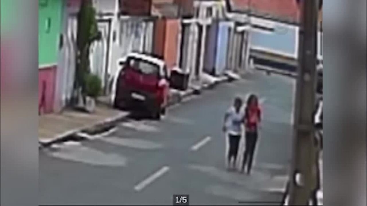 Vídeo: pai suspeito de esfaquear a filha é espancado por vizinhos e preso, na Zona Sul de ...