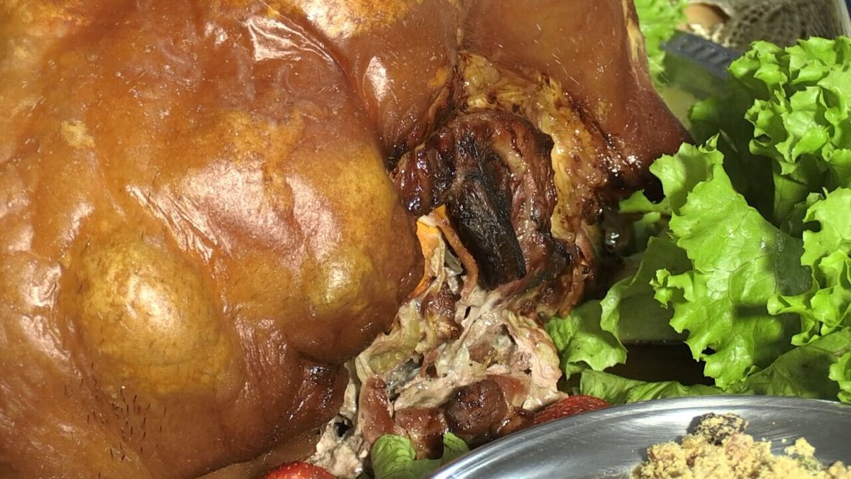 Aprenda a fazer pernil recheado e salpicão de frutas para o Ano Novo ...