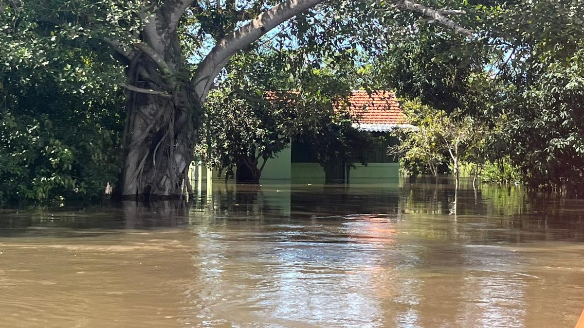 Rio Jauru (MT) volta a subir e duas famílias permanecem em área alagada ...