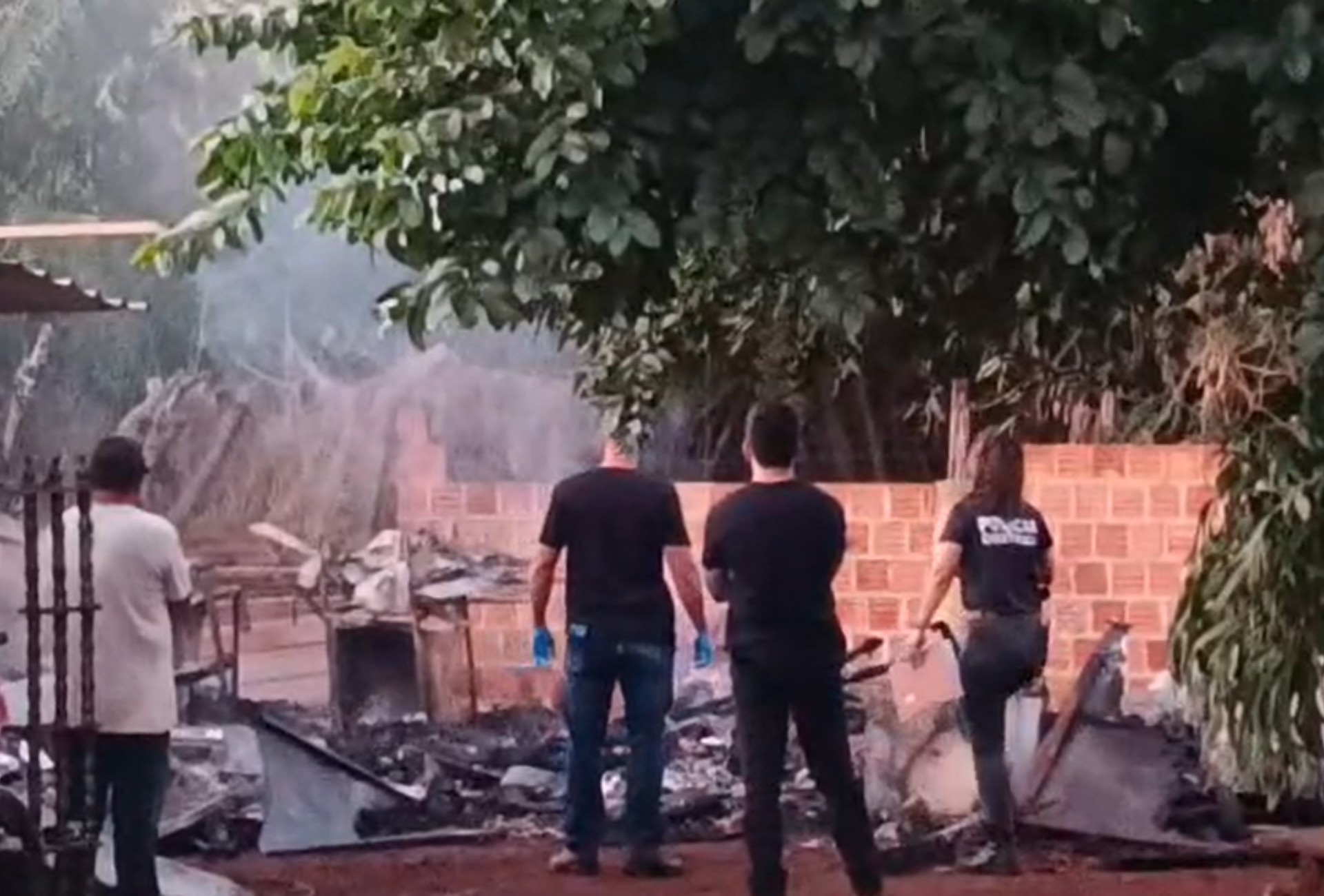 Homem morre carbonizado após incêndio em barraco nos fundos de casa | G1