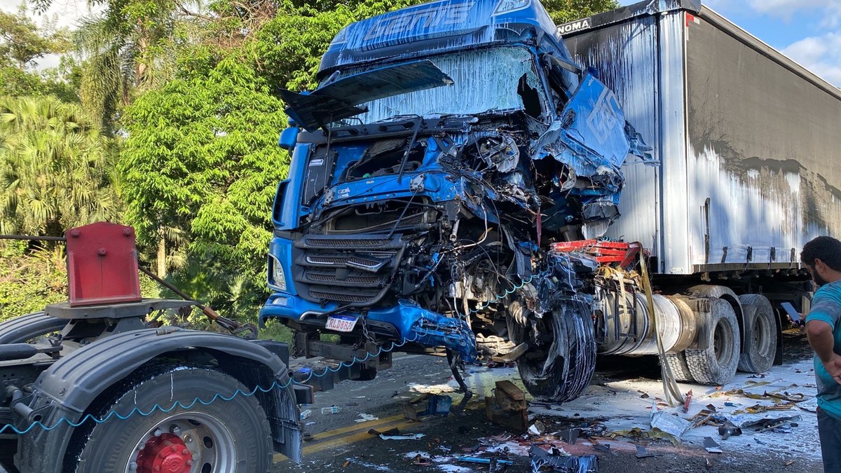 Acidente entre duas carretas provoca vazamento de carga e interdita BR ...