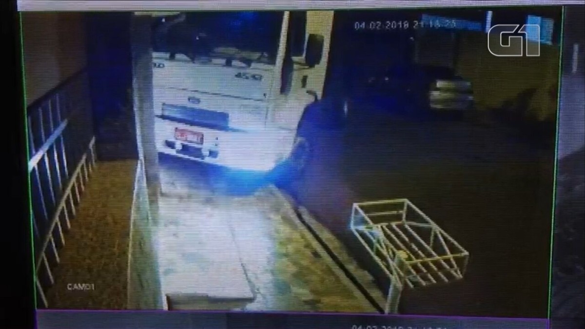 Caminhão desgovernado bate em carro e atinge casa em Bariri; vídeo | Bauru e Marília | G1