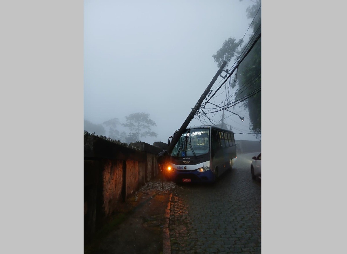 Micro-ônibus perde o controle e bate em poste em Petrópolis | G1