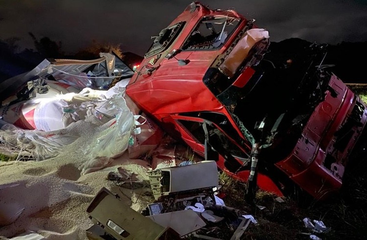 Grave acidente entre três carretas deixa motorista morto na BR-116, em Laranjal | Zona da Mata | G1